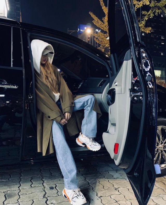 10+ Times BLACKPINK's Lisa Taught Us How To Style Baggy And Wide-Leg ...