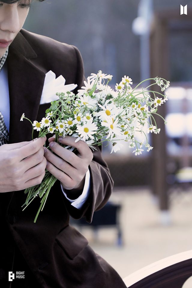 24 Behind-The-Scenes Moments From BTS V's "Veautiful Days" Photoshoot ...