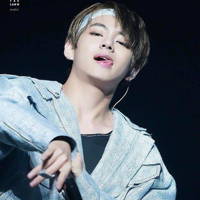 Just 20+ Pictures of BTS's V Smirking And Grinning His Way Into Your ...