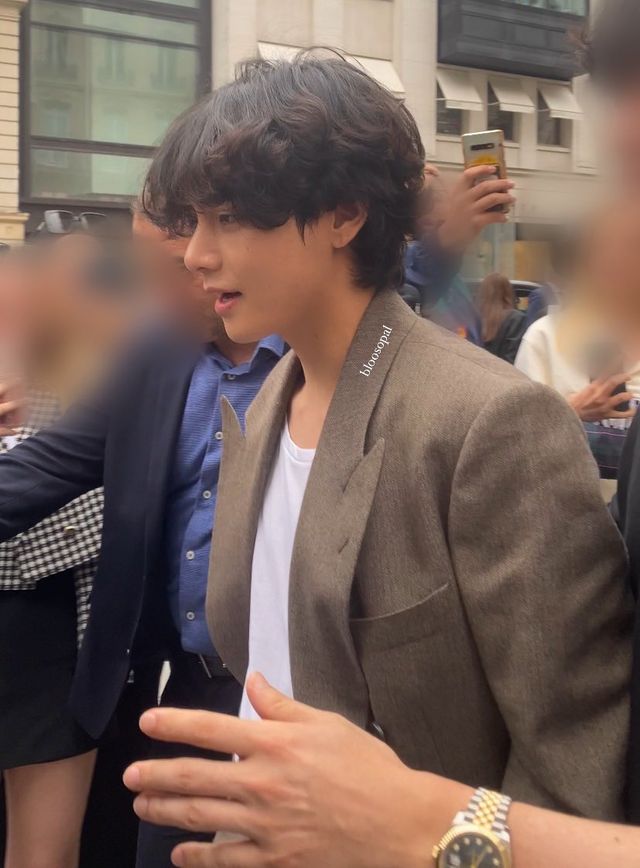 These Close-Up Unedited Photos Of BTS's V In Paris Show How He Looks In ...
