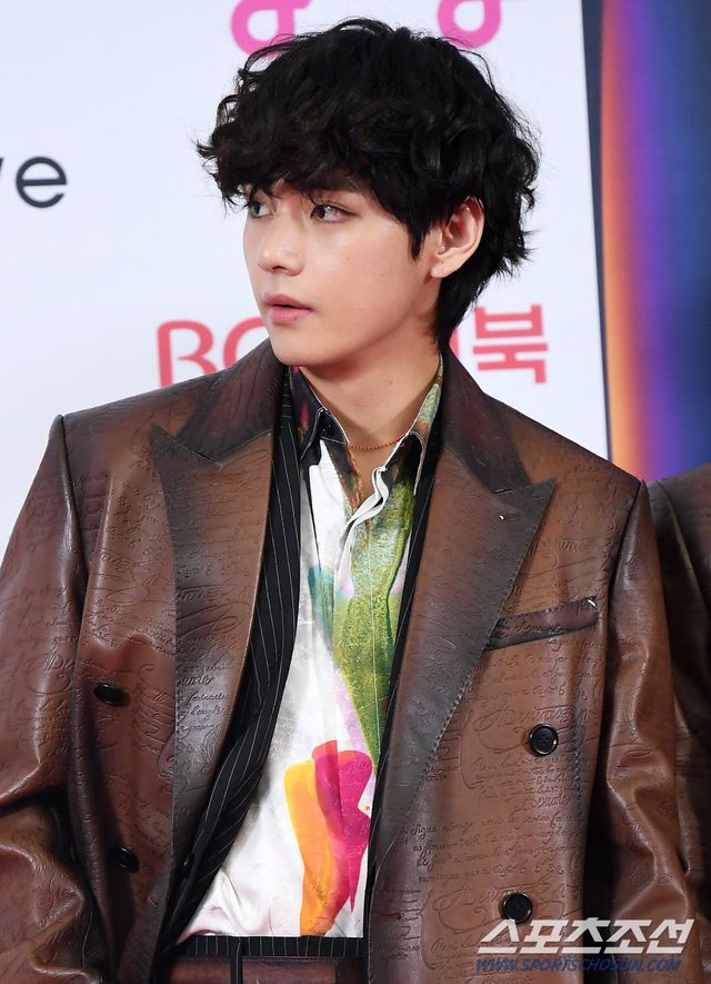 Runway King: 6 Times BTS's V Wore Fashion Better Than The Models Could ...