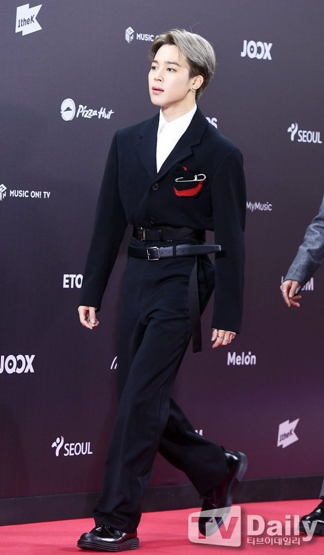 Just 10+ BTS Jimin Photos That Show How Tiny His Waist Is - Koreaboo