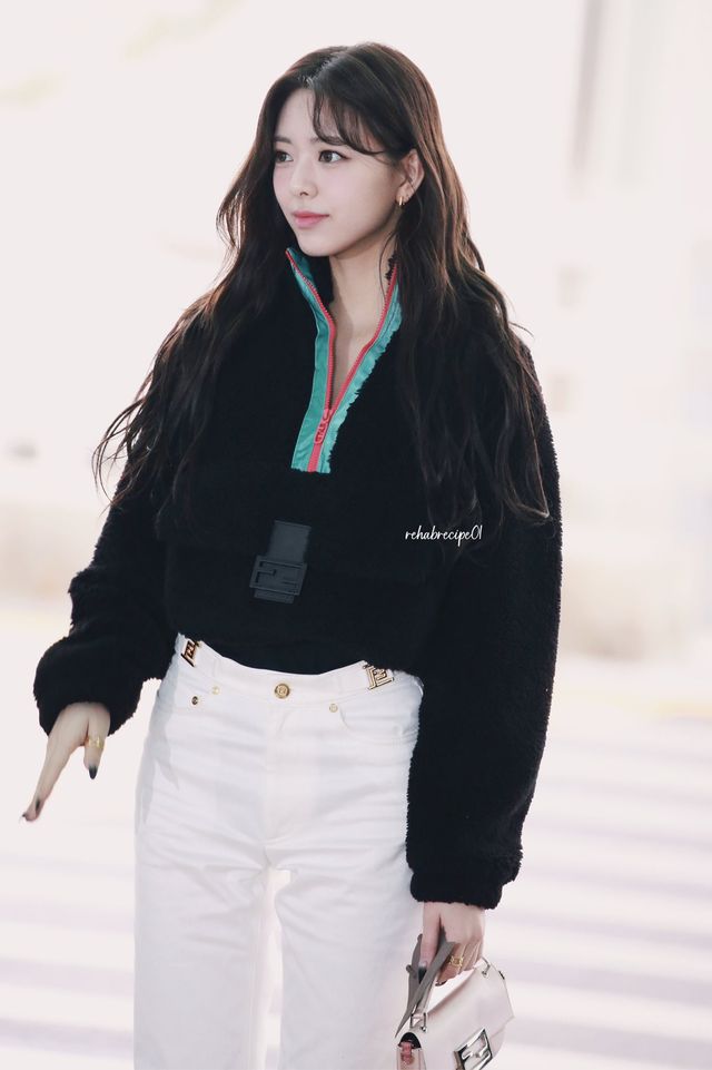 Netizens Are Shook By ITZY Yuna's Gorgeous Visuals In Textured, Wavy ...