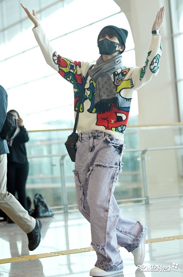 BTS's J-Hope Is A Fashion King At Louis Vuitton's Paris Fashion Week ...