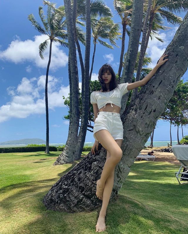 BLACKPINK's Lisa Shows Off Her Long LONG Legs In Latest Instagram ...