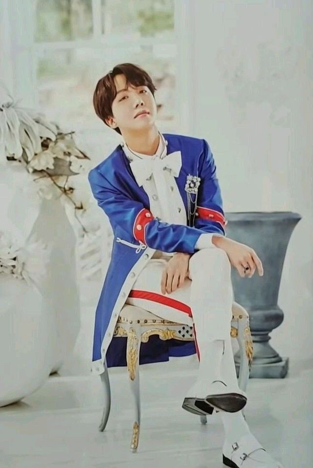 20+ Times BTS's Outfits Convinced Everyone They're From A Royal ...