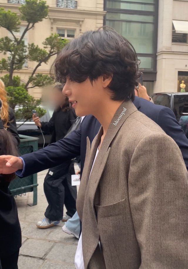 These Close-Up Unedited Photos Of BTS's V In Paris Show How He Looks In ...