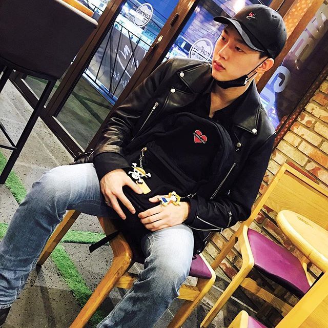 5 Male Idols Whose Amazing Outfits Makes Them Boyfriend Material - Koreaboo