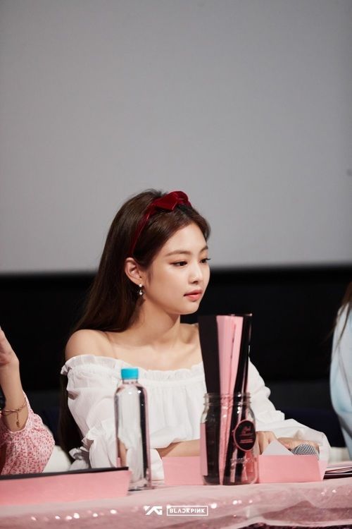 10+ BLACKPINK's Jennie Was A Trendsetting Queen In The Cutest Headbands ...