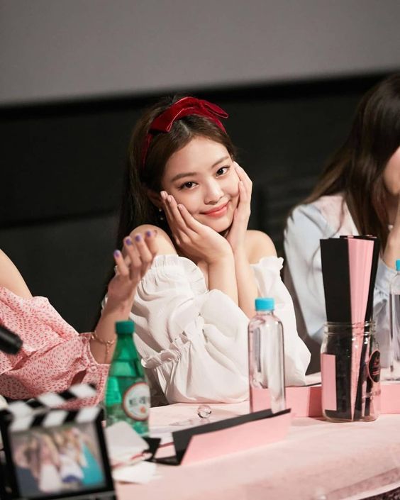 10+ BLACKPINK's Jennie Was A Trendsetting Queen In The Cutest Headbands ...