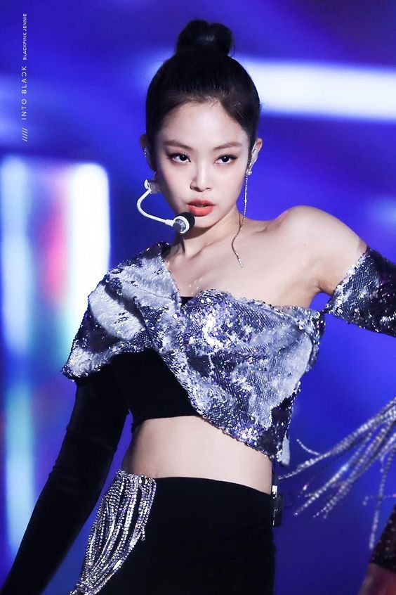 10+ Times BLACKPINK's Jennie Showed Off Her Pretty Shoulder-Line In Off ...