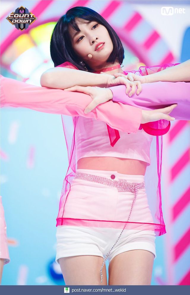 10 Times TWICE Momo's Stage Outfits Made Us Scream "Step On Me!" - Koreaboo