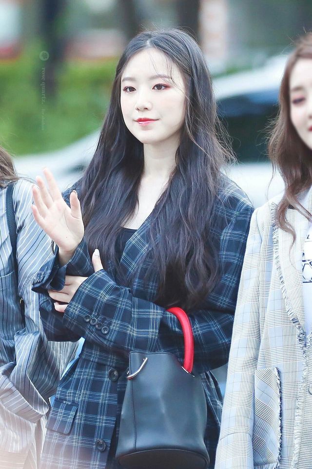 10+ Female Idols Who Are Well-Known For Their Light, Pale Skin - Koreaboo