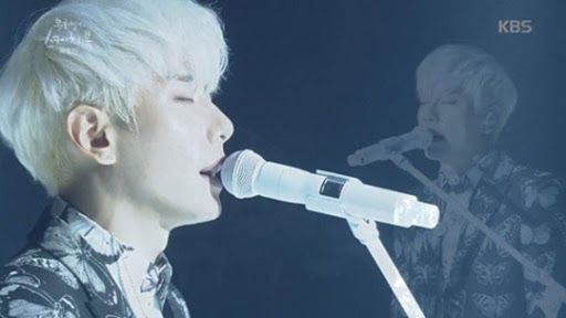10 K-Pop Artists Who Use Custom Microphones That Have Very Special ...