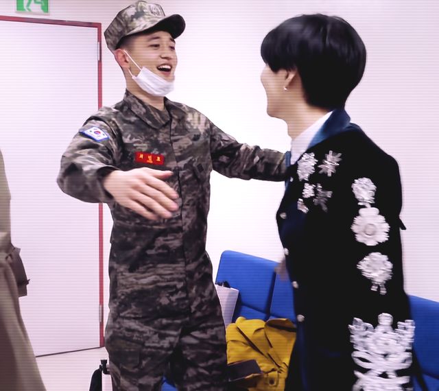 Here’s How SHINee’s Minho Greets The Members After Being Discharged ...