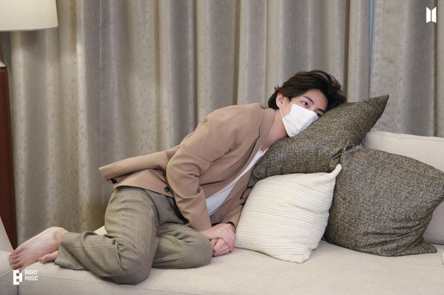 BIGHIT Releases 20+ Photos Of BTS’s V From Throughout The Past Year To ...