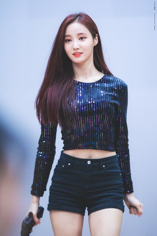 Korean Men Think MOMOLAND's Yeonwoo Has The Best Bod Of All Idols