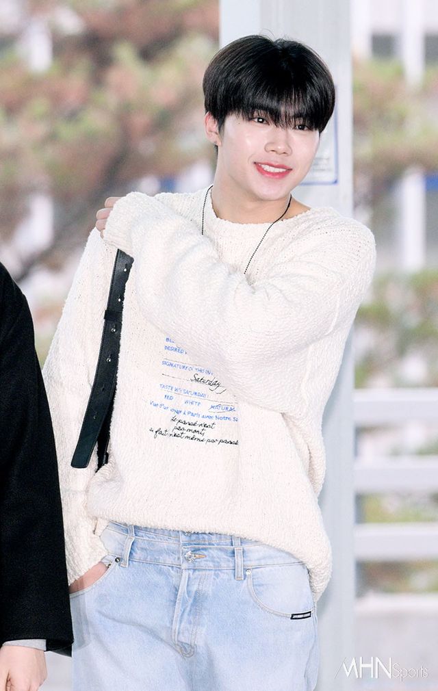 ZEROBASEONE Park Gunwook's Witty Interaction With TXT's Yeonjun Makes All The Idols Laugh - Koreaboo