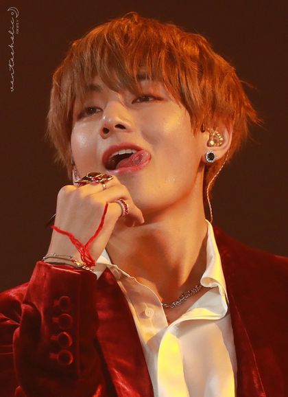 Just 20+ Pictures of BTS's V Smirking And Grinning His Way Into Your ...