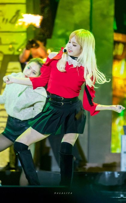 9 Photos reveal how tall BLACKPINK Lisa really is - Koreaboo