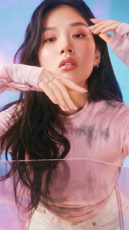 BIBI Kisses Fangirl At The 2024 Head In The Clouds Festival - Koreaboo