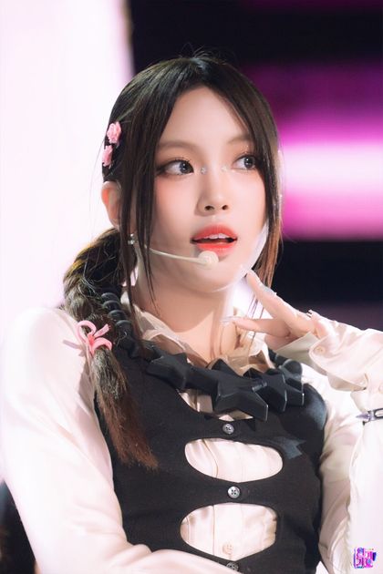 NewJeans' Hyein Spotted Walking With Crutches - Koreaboo