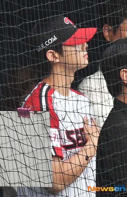 ASTRO Cha Eunwoo's Baseball Pitch Goes Viral For All The Right Reasons ... ASTRO Cha Eunwoo's Baseball Pitch Goes Viral For All The Right Reasons ...