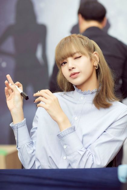 15+ Heart-Stopping Pictures Of BLACKPINK's Lisa And Her Long, Long Legs ...