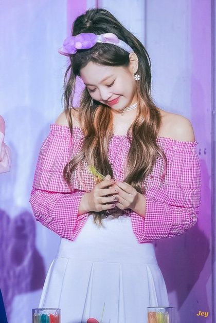 10+ BLACKPINK's Jennie Was A Trendsetting Queen In The Cutest Headbands ...