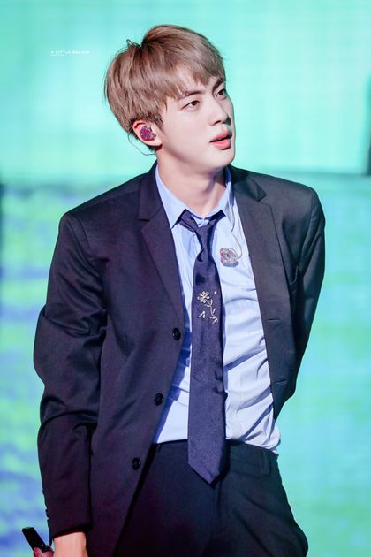 BTS Jin's "Choppy Bang" Visual Really Peaked At The Final Concert ...