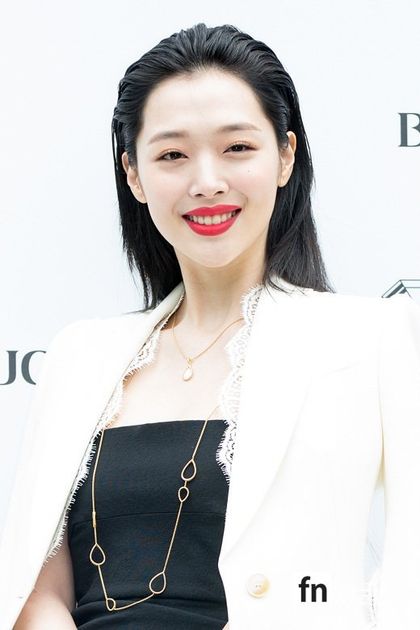 Sulli Shocks Netizens In Mini Dress And A Completely New Look