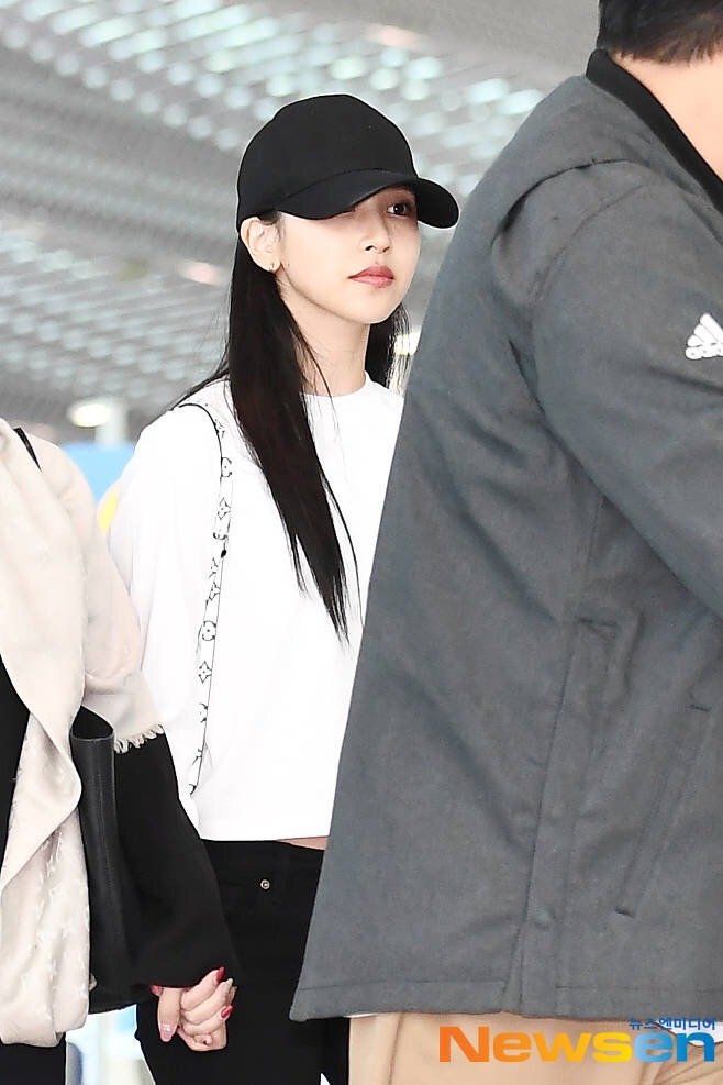 Mina Spotted Traveling With TWICE For First Time Since Hiatus - Koreaboo