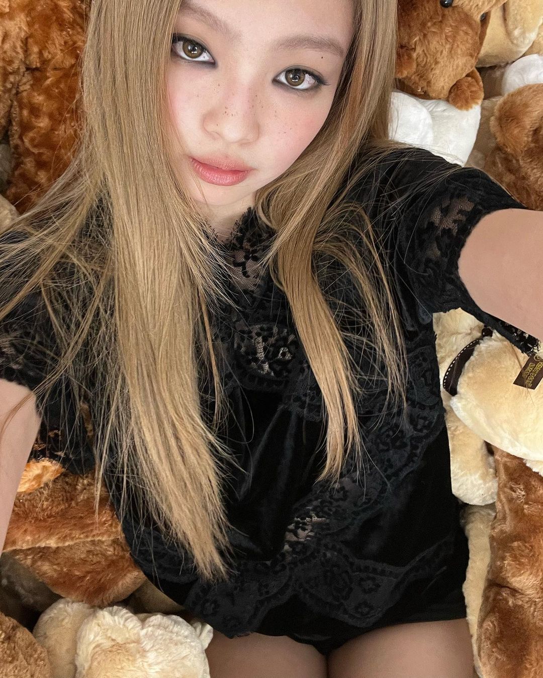 BLACKPINK's Jennie Is A Total Head-Turner When Wearing Deep Eye Makeup ...