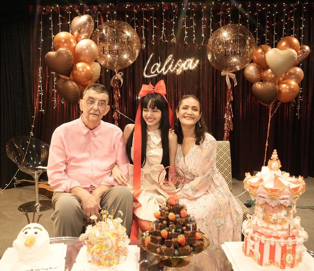 BLACKPINK Lisa's Mom And Dad Celebrated Her Cat Leo's Birthday In The ...