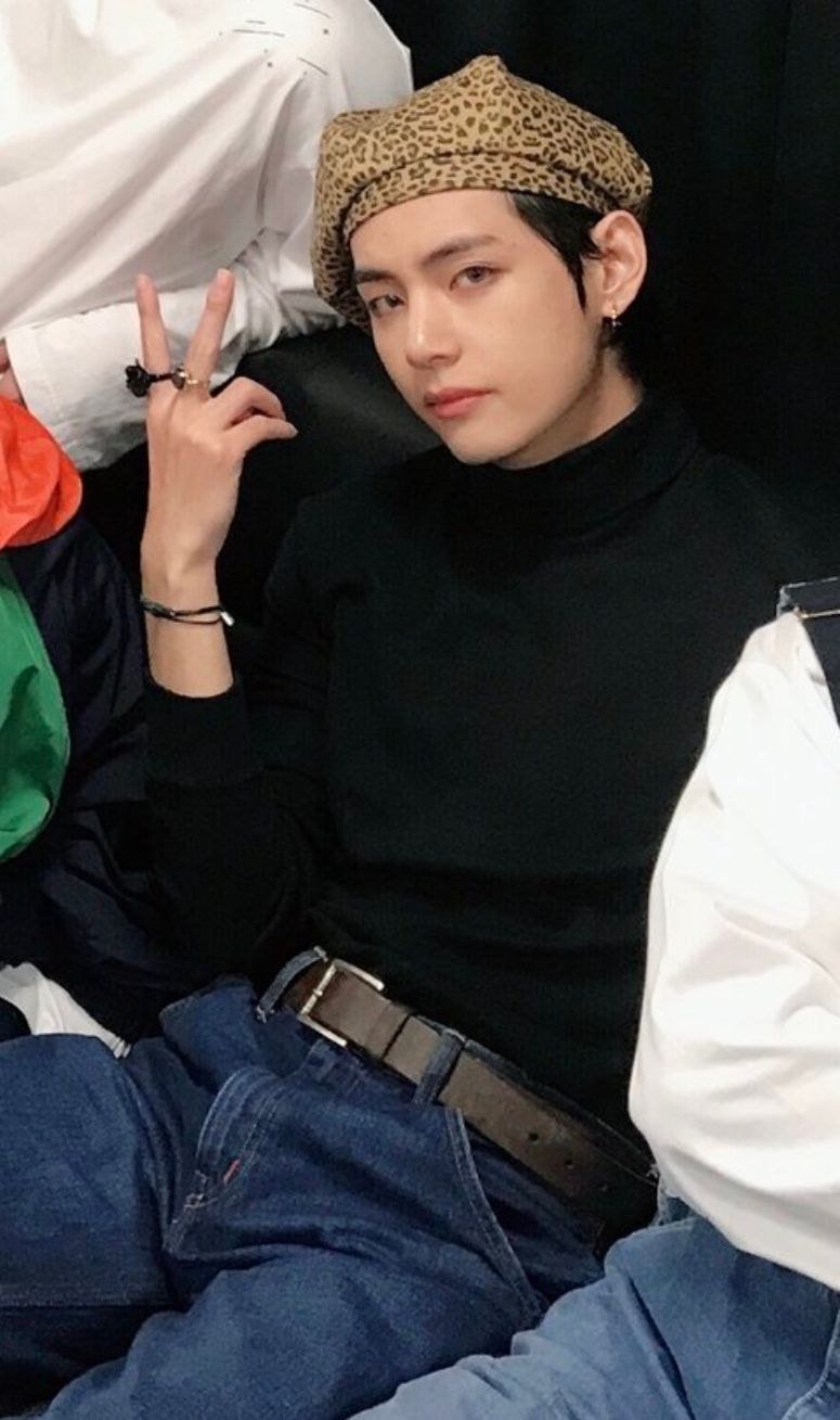 Here's 12 Different Color Berets That BTS's V Can Pull Off Effortlessly ...